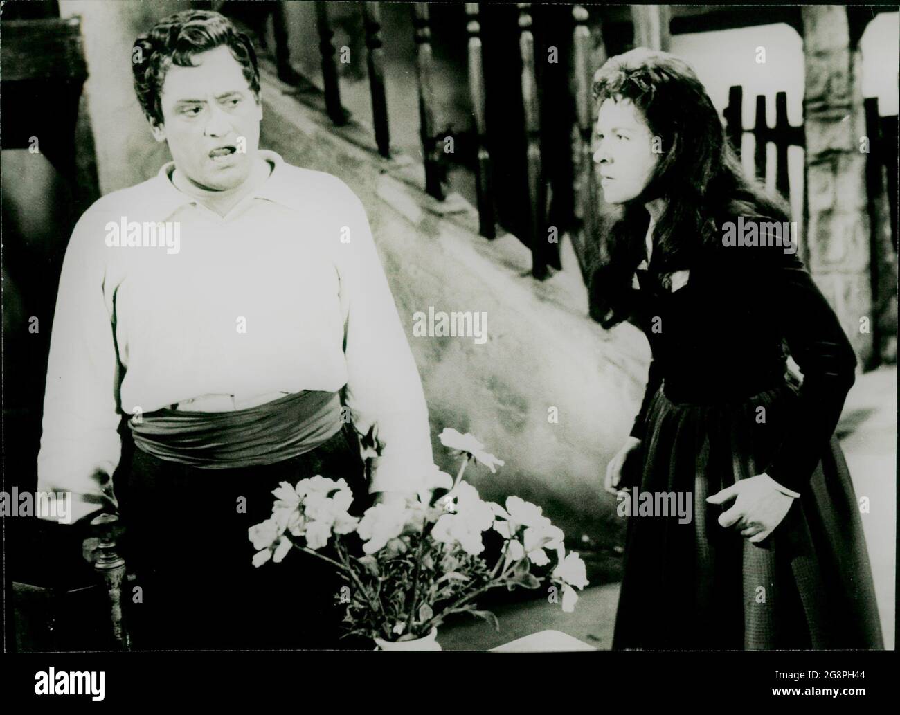 Santuzza (Maria Kouba) stellt den untreuen Turiddu (Herbert ...