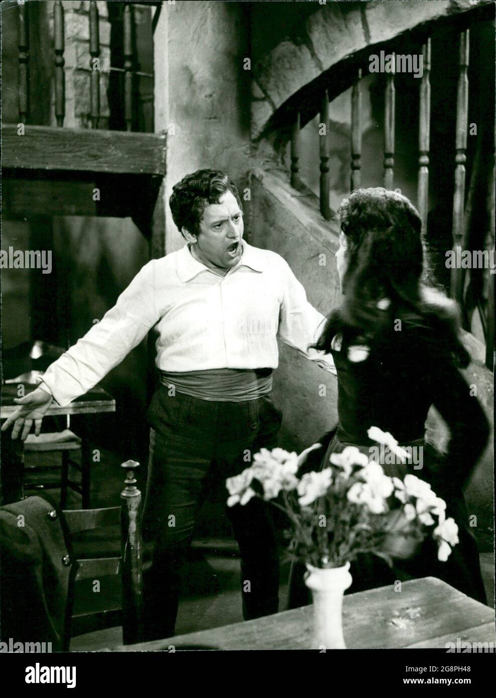 Santuzza (Maria Kouba) stellt den untreuen Turiddu (Herbert ...