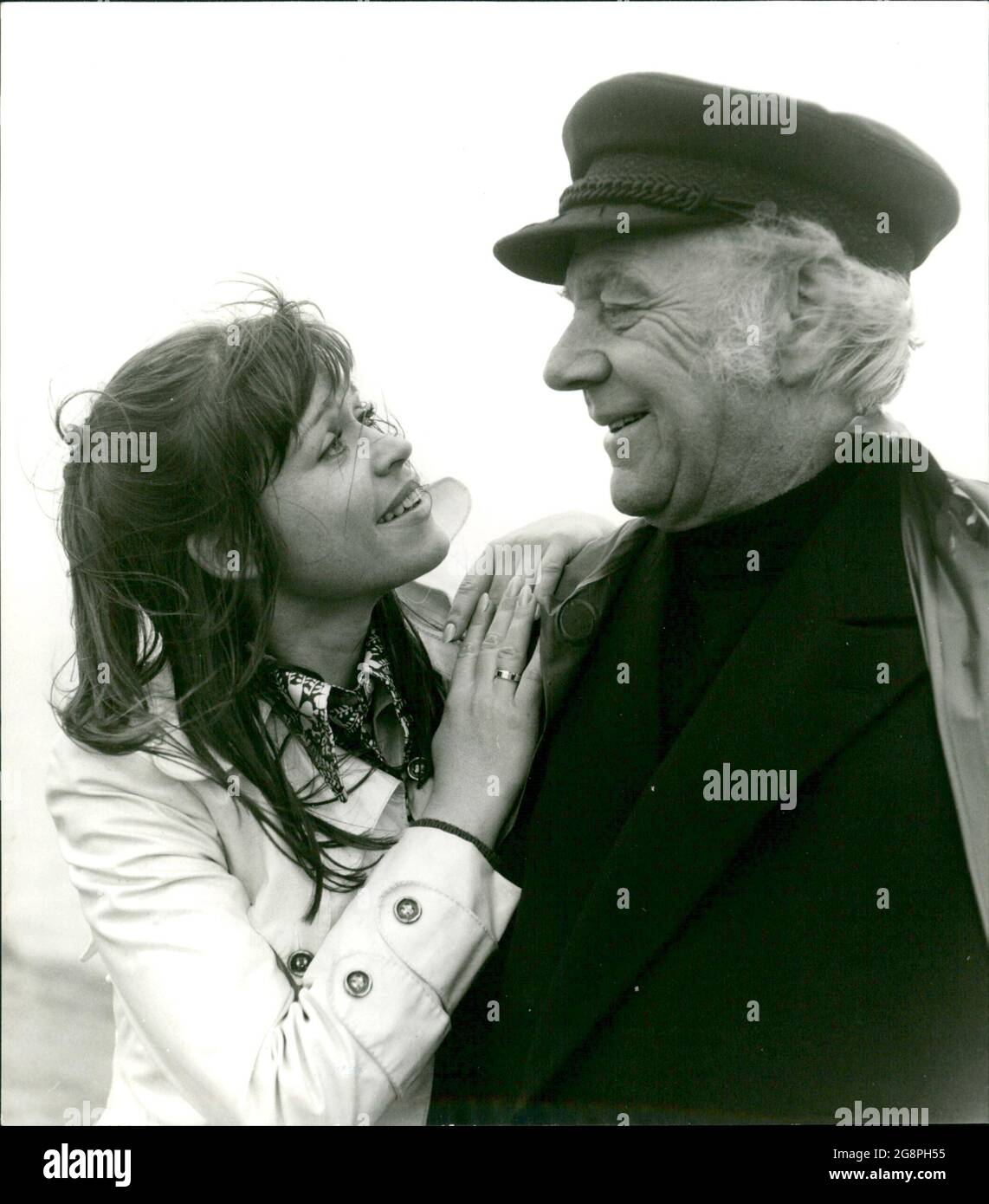 Yvonne (Christiane Jannessen) besucht ihren Onkel Hans (Emil Riemer ...