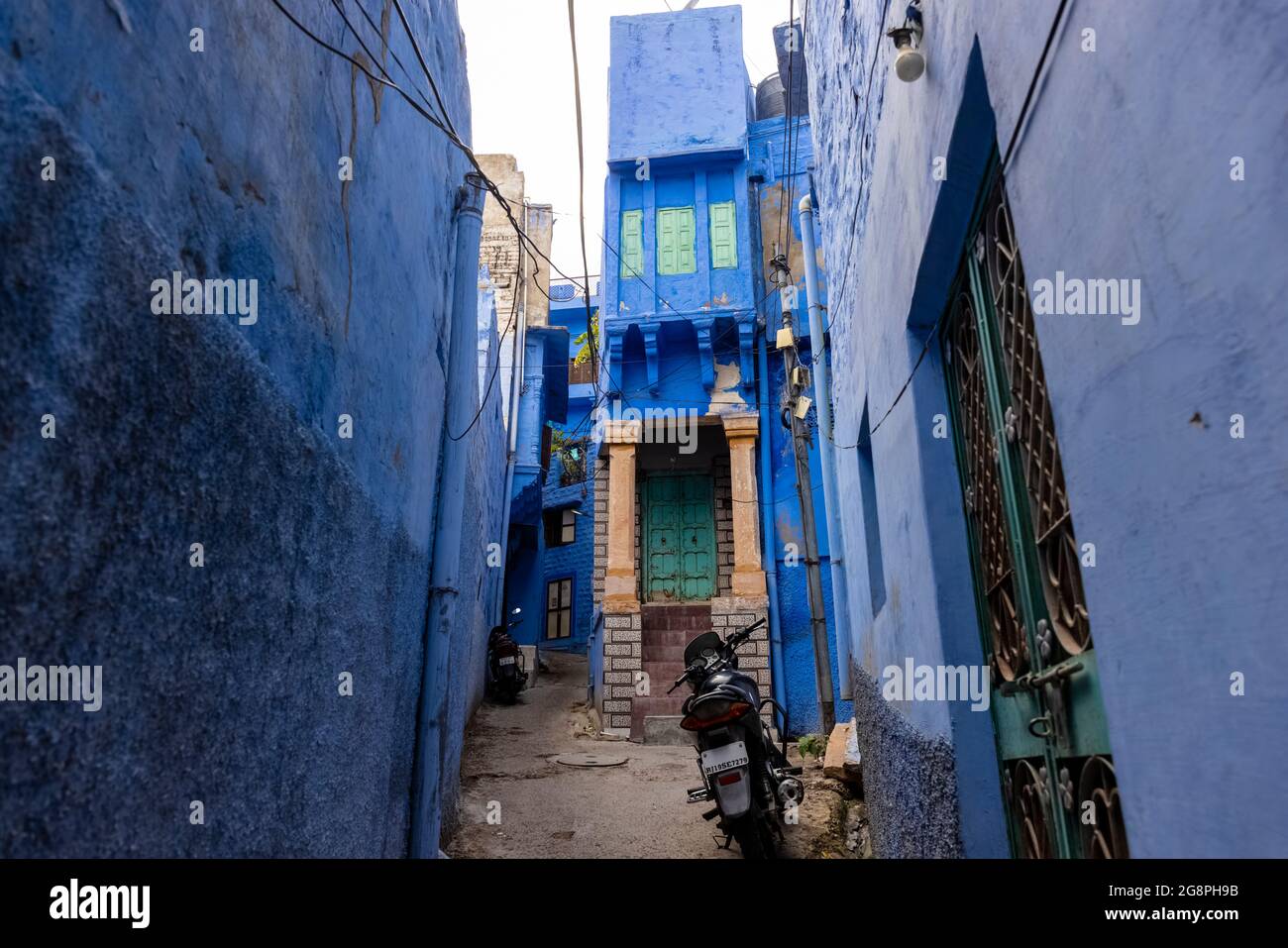 JODHPUR, RAJASTHAN, INDIA - JULY 2021: The bright blue color street and ...