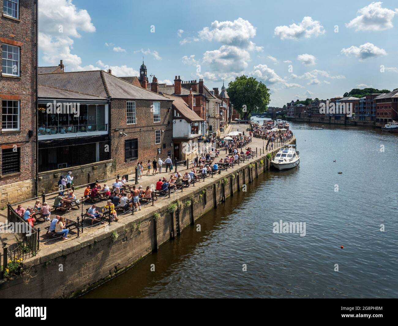 Busy Kings Staith by the River Ouse on a hot summer day in York ...