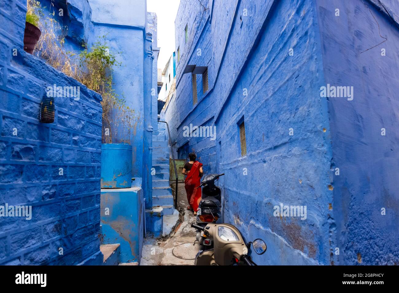 JODHPUR, RAJASTHAN, INDIA - JULY 2021: The bright blue color street and ...