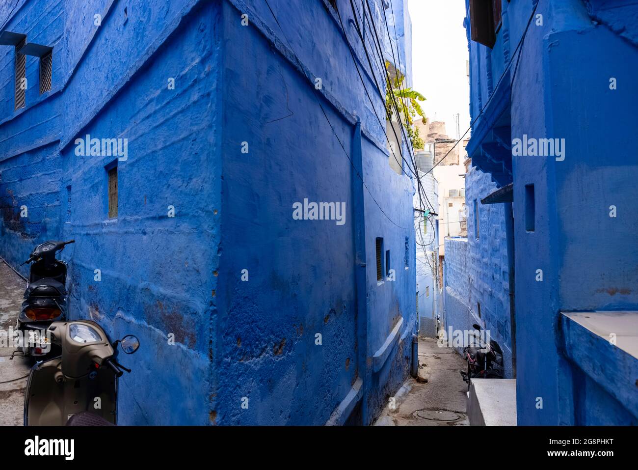 JODHPUR, RAJASTHAN, INDIA - JULY 2021: The bright blue color street and ...