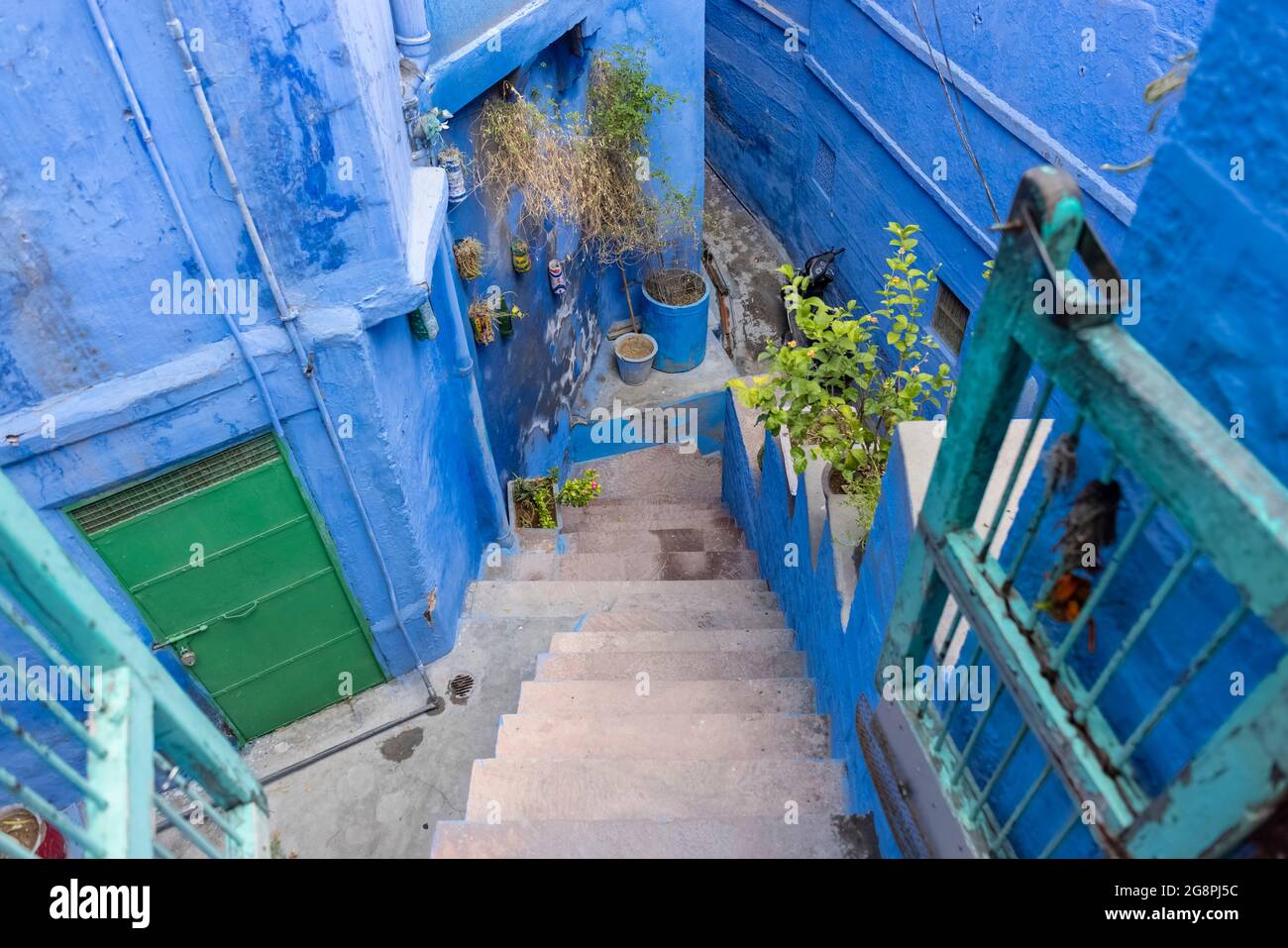 JODHPUR, RAJASTHAN, INDIA - JULY 2021: The bright blue color street and ...