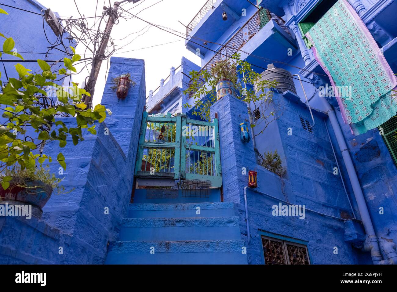 JODHPUR, RAJASTHAN, INDIA - JULY 2021: The bright blue color street and ...