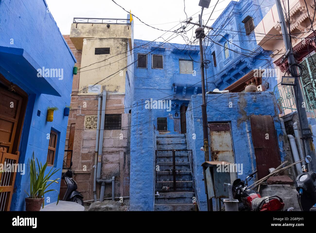 JODHPUR, RAJASTHAN, INDIA - JULY 2021: The bright blue color street and ...