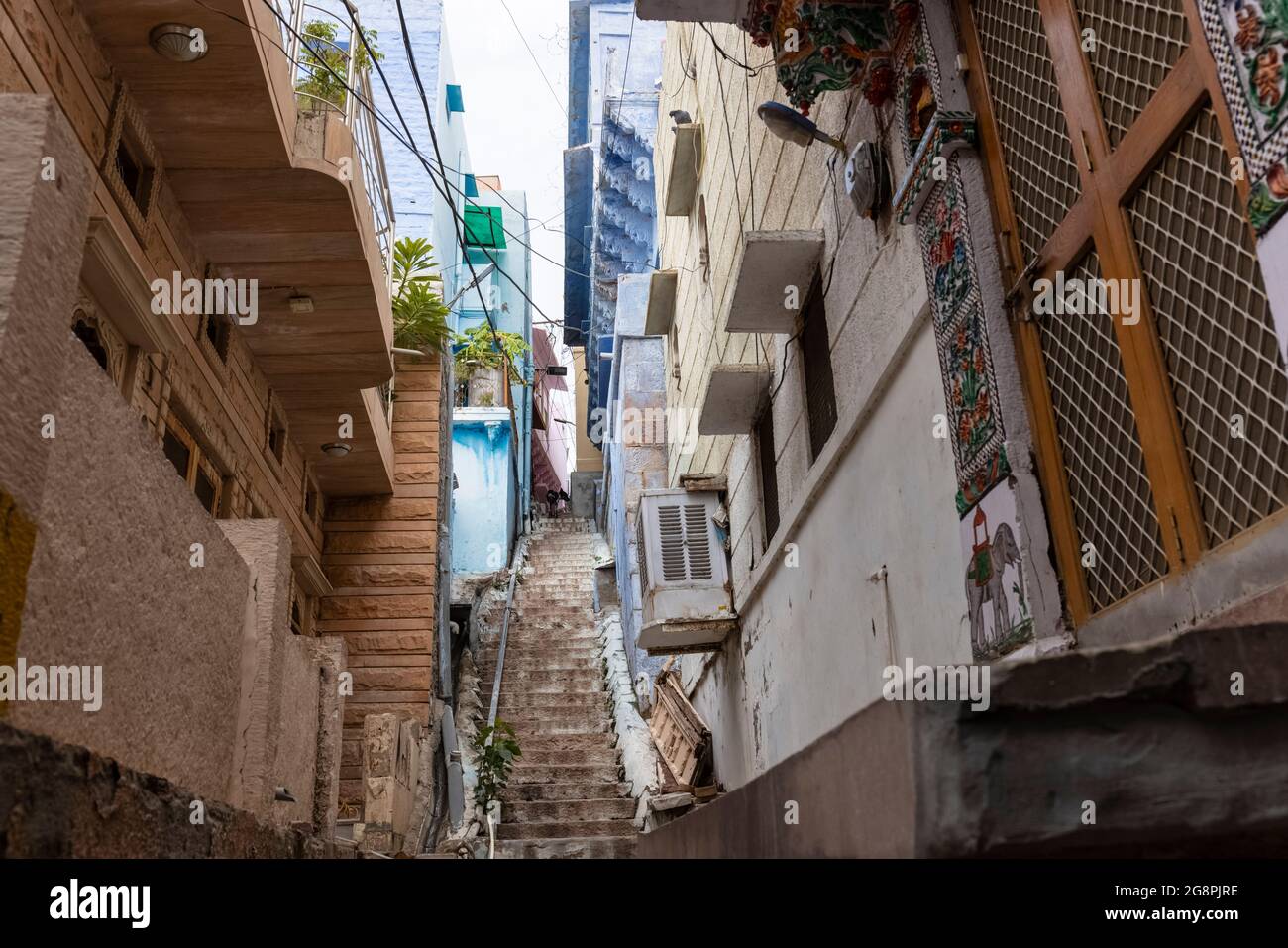 JODHPUR, RAJASTHAN, INDIA - JULY 2021: The bright blue color street and ...