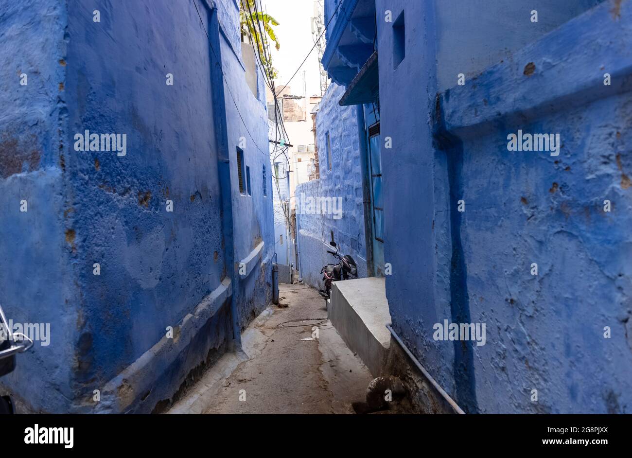 JODHPUR, RAJASTHAN, INDIA - JULY 2021: The bright blue color street and ...