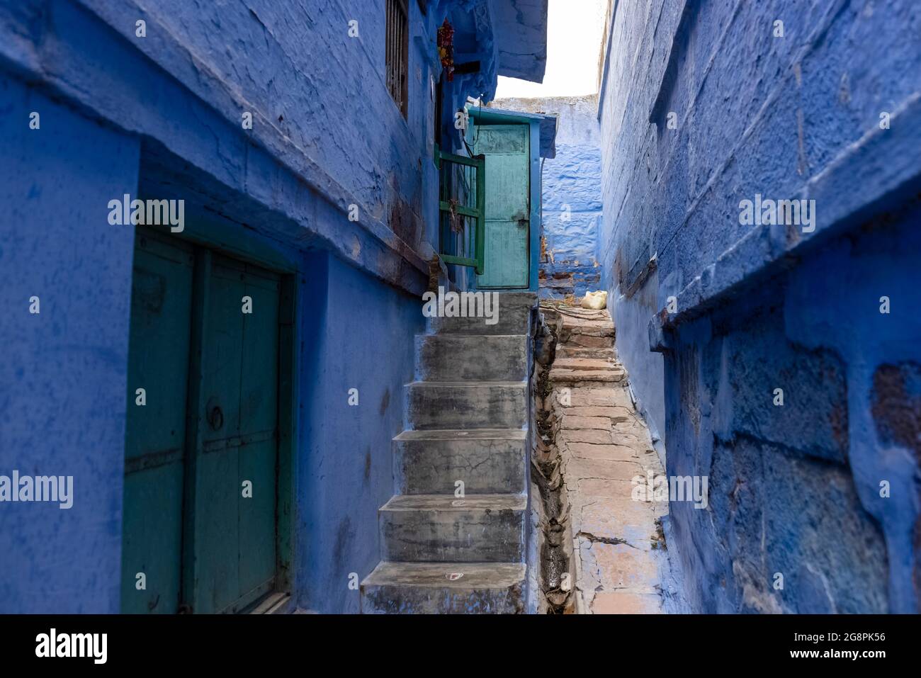 JODHPUR, RAJASTHAN, INDIA - JULY 2021: The bright blue color street and ...