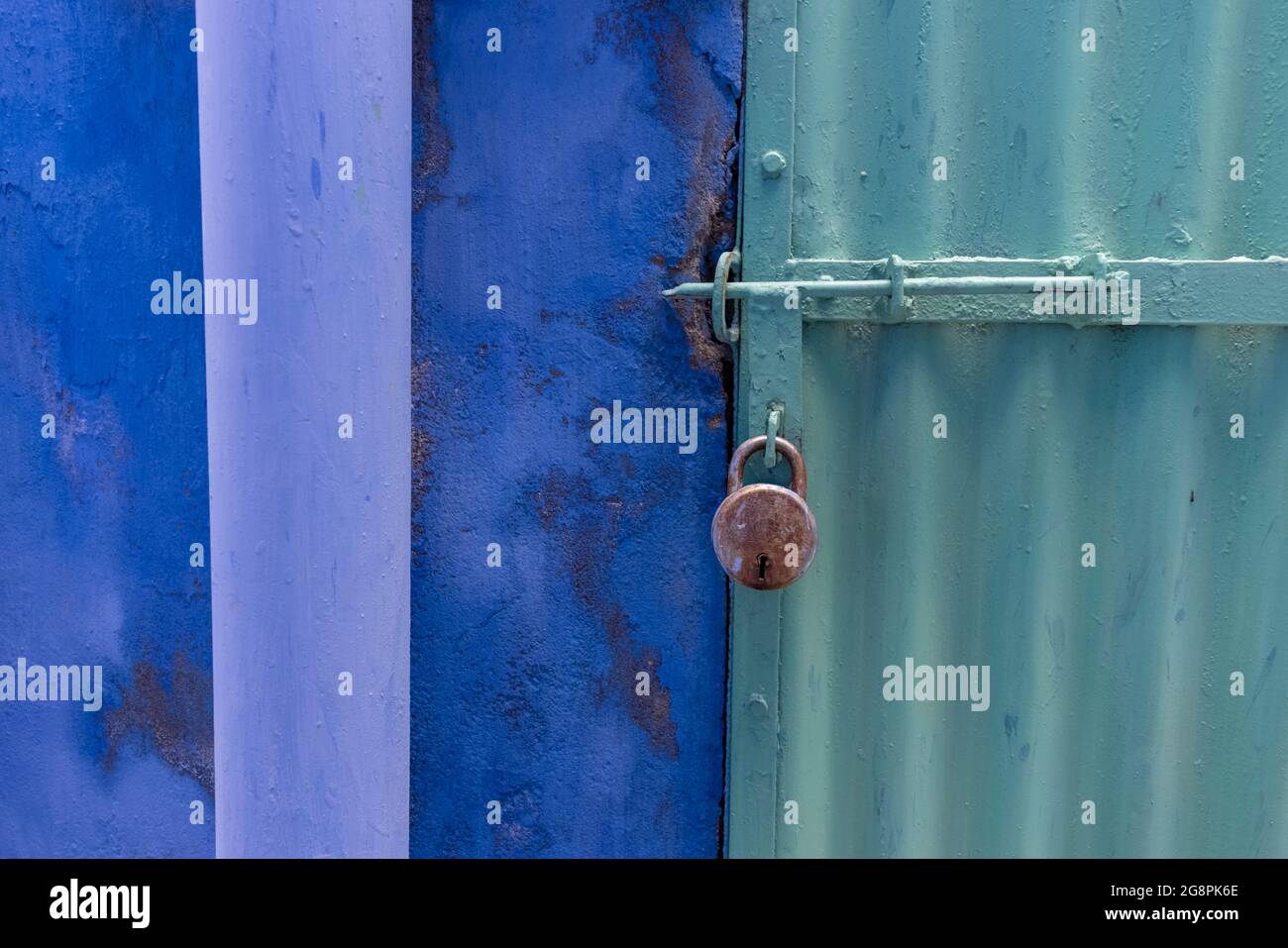 JODHPUR, RAJASTHAN, INDIA - JULY 2021: The bright blue color street and ...