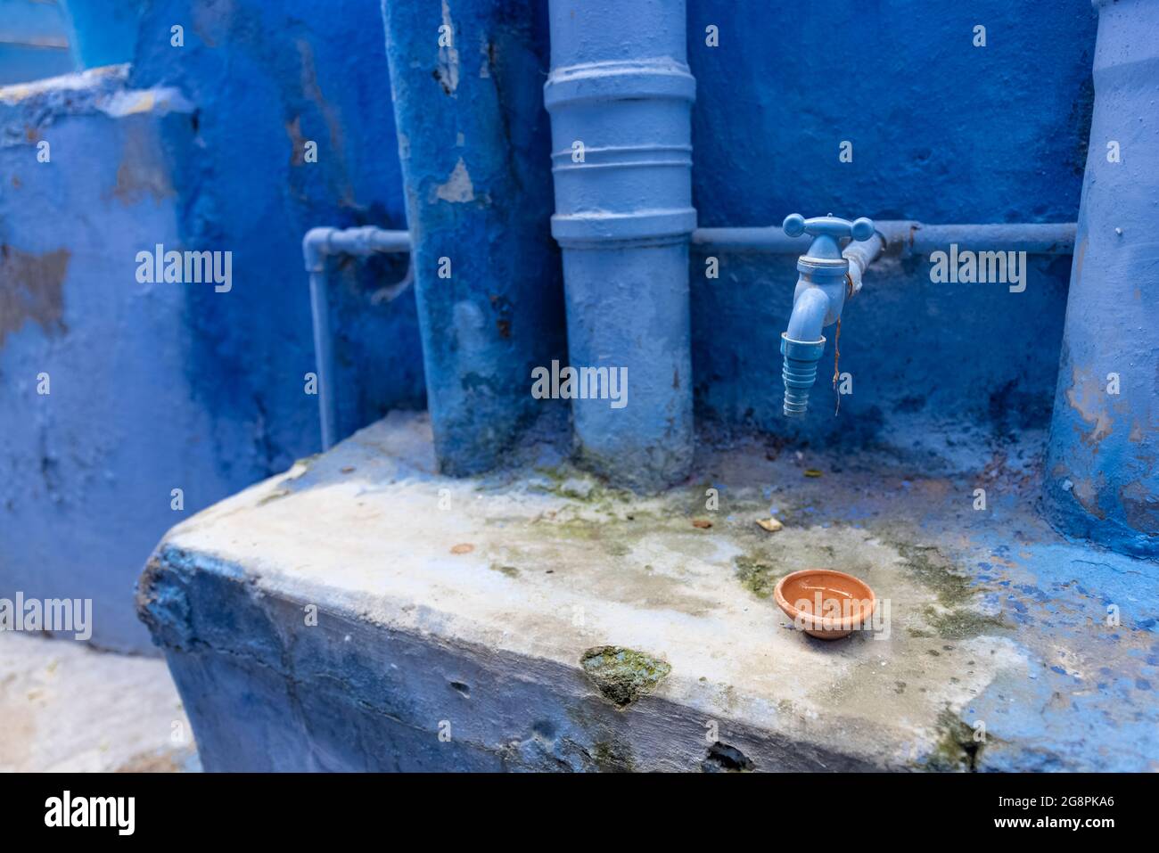 JODHPUR, RAJASTHAN, INDIA - JULY 2021: The bright blue color street and ...