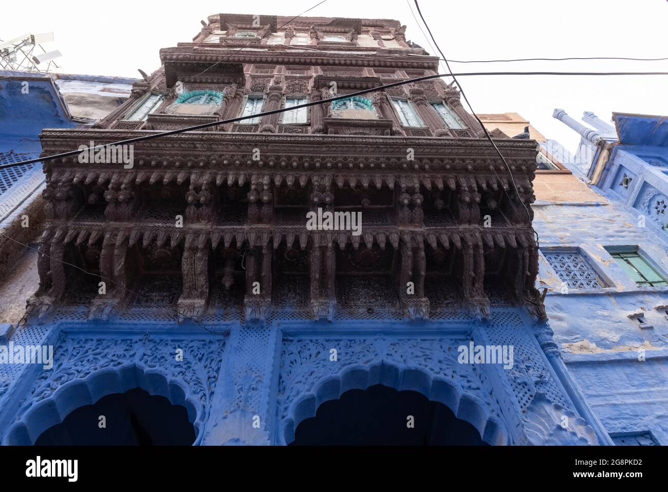 JODHPUR, RAJASTHAN, INDIA - JULY 2021: The bright blue color street and ...