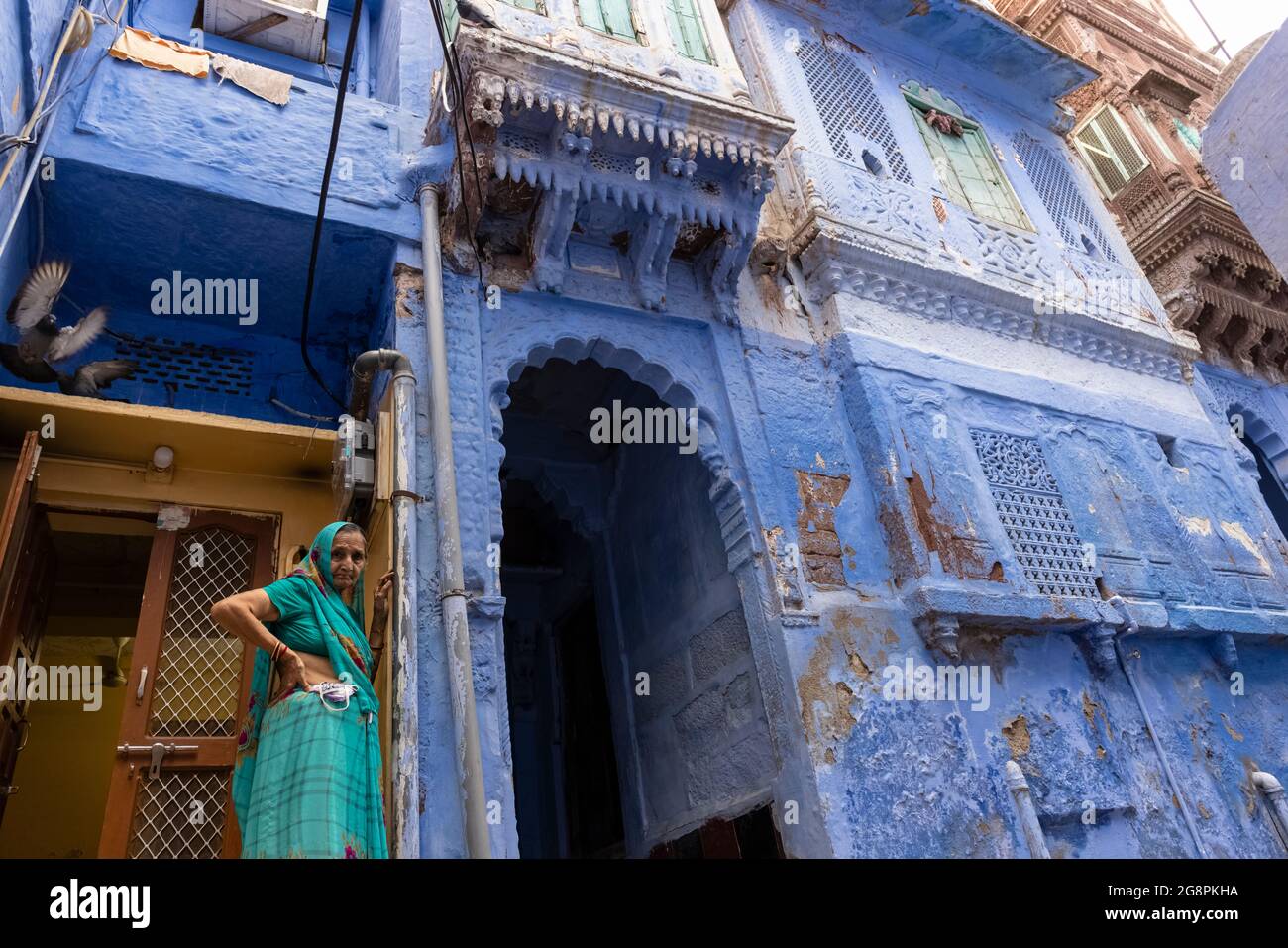 JODHPUR, RAJASTHAN, INDIA - JULY 2021: The bright blue color street and ...