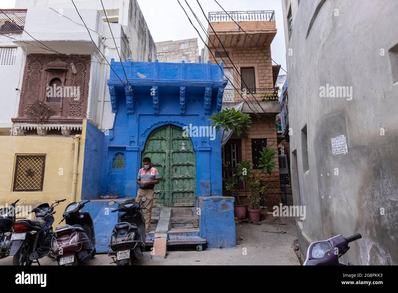 JODHPUR, RAJASTHAN, INDIA - JULY 2021: The bright blue color street and ...
