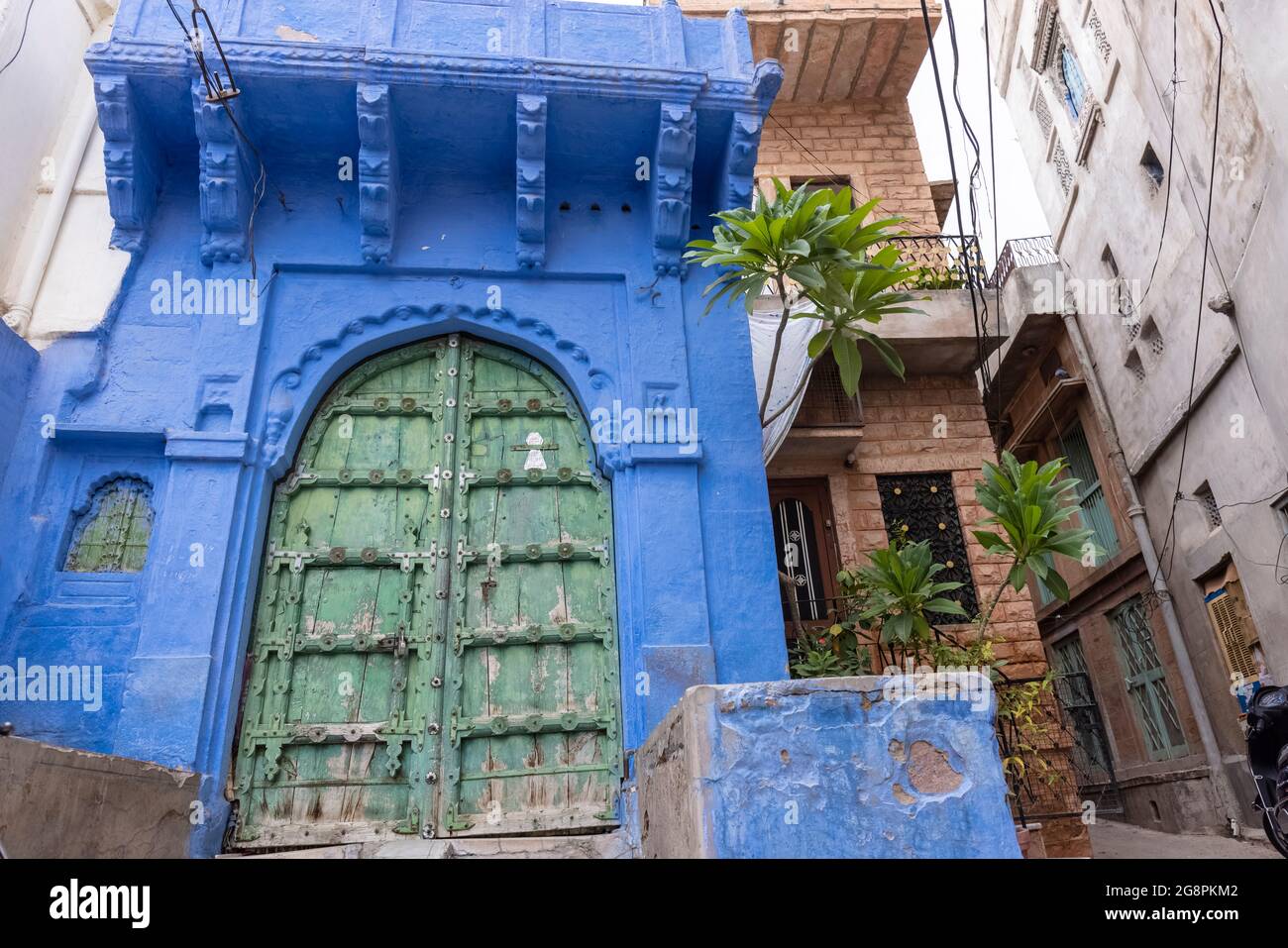 JODHPUR, RAJASTHAN, INDIA - JULY 2021: The bright blue color street and ...