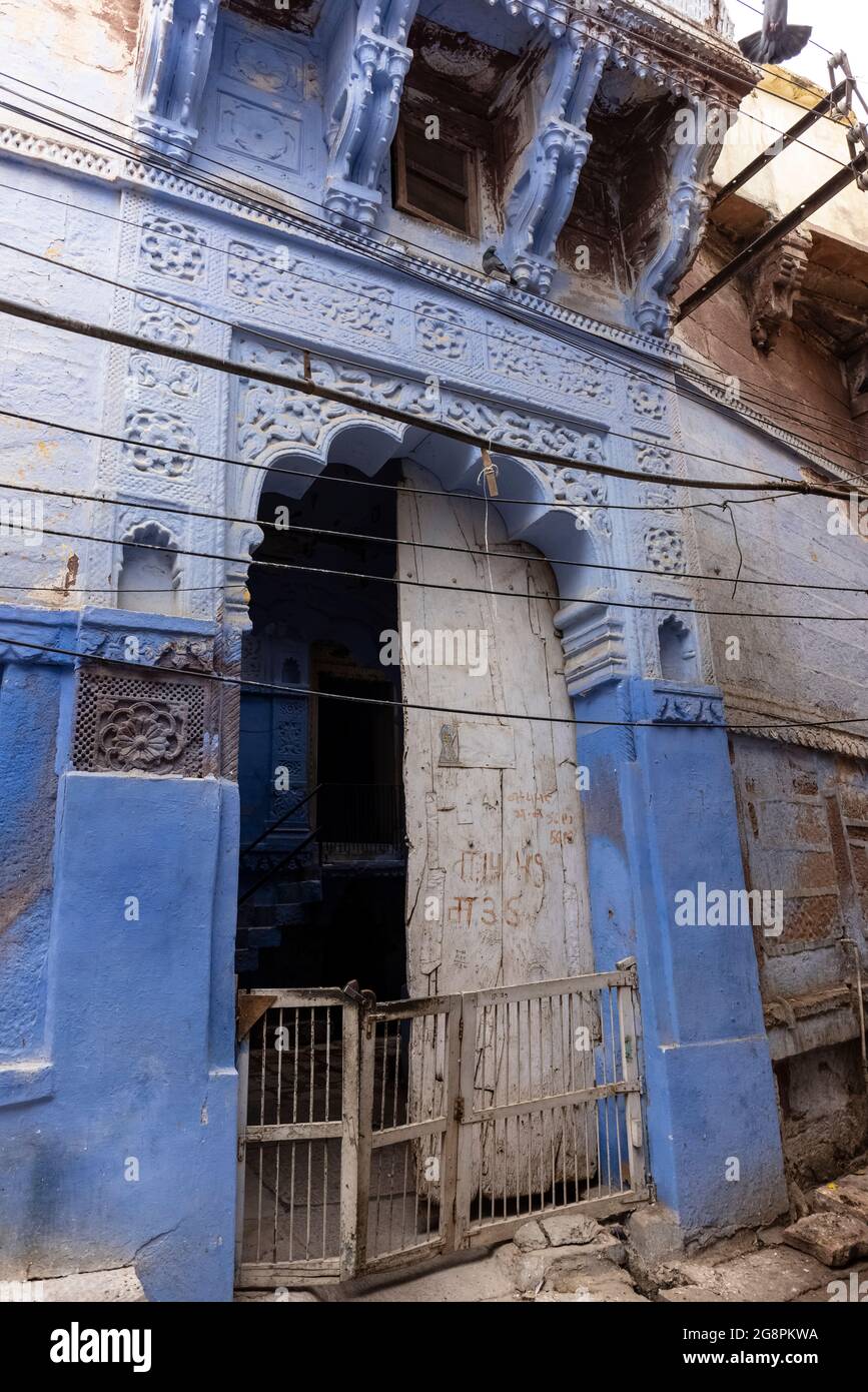 JODHPUR, RAJASTHAN, INDIA - JULY 2021: The bright blue color street and ...