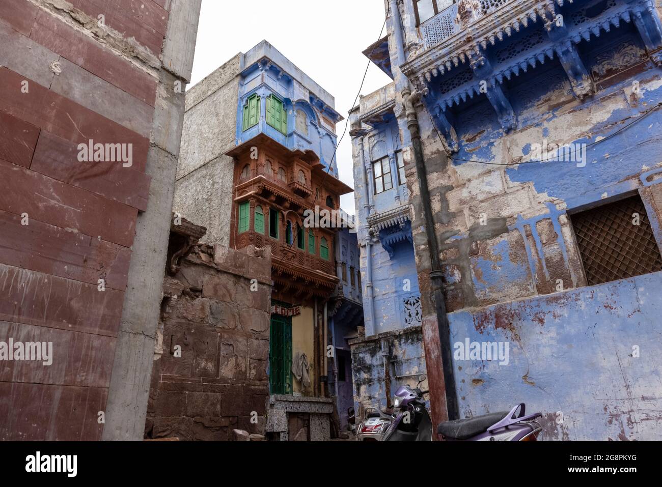 JODHPUR, RAJASTHAN, INDIA - JULY 2021: The bright blue color street and ...