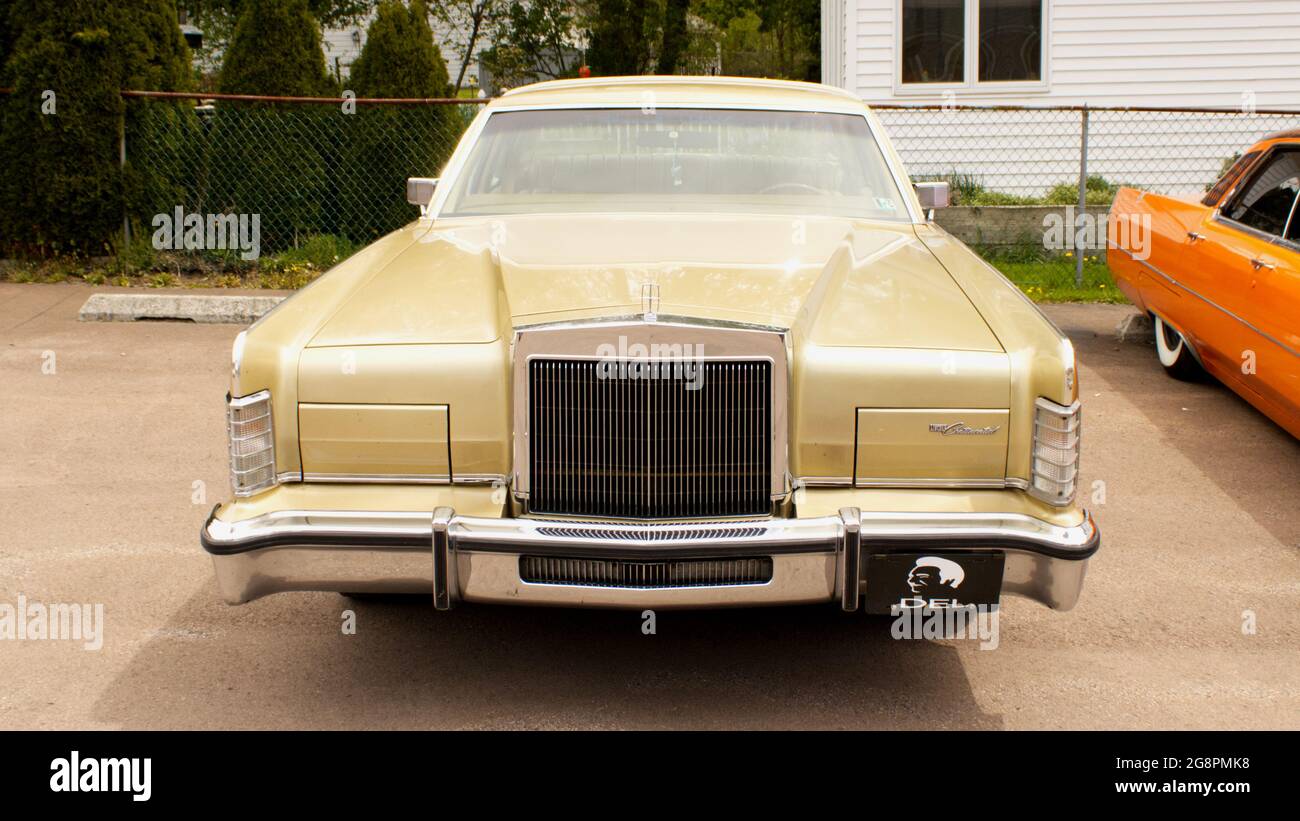 Front view classic 1970s hi-res stock photography and images - Alamy