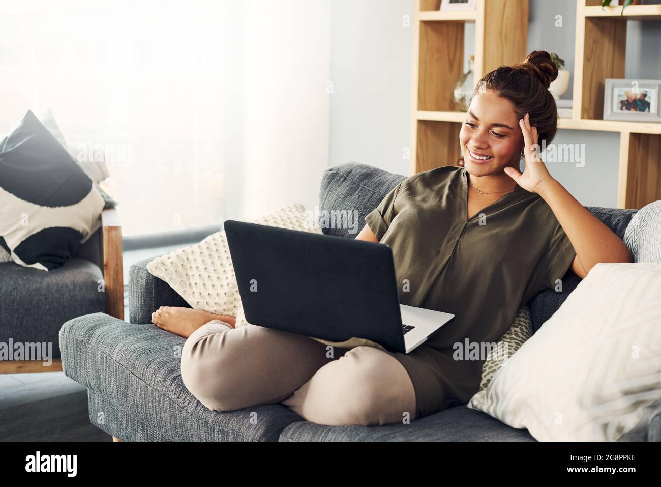 Taking her downtime to the internet Stock Photo - Alamy