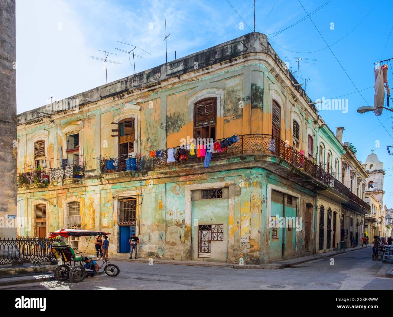 Havana street corner hi-res stock photography and images - Alamy