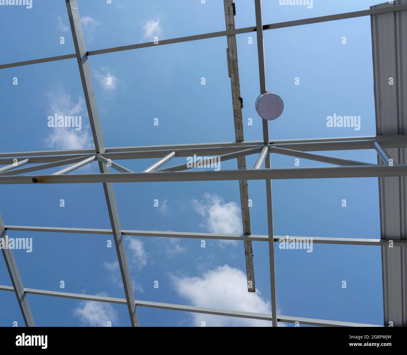 Steel roof truss hi-res stock photography and images - Alamy