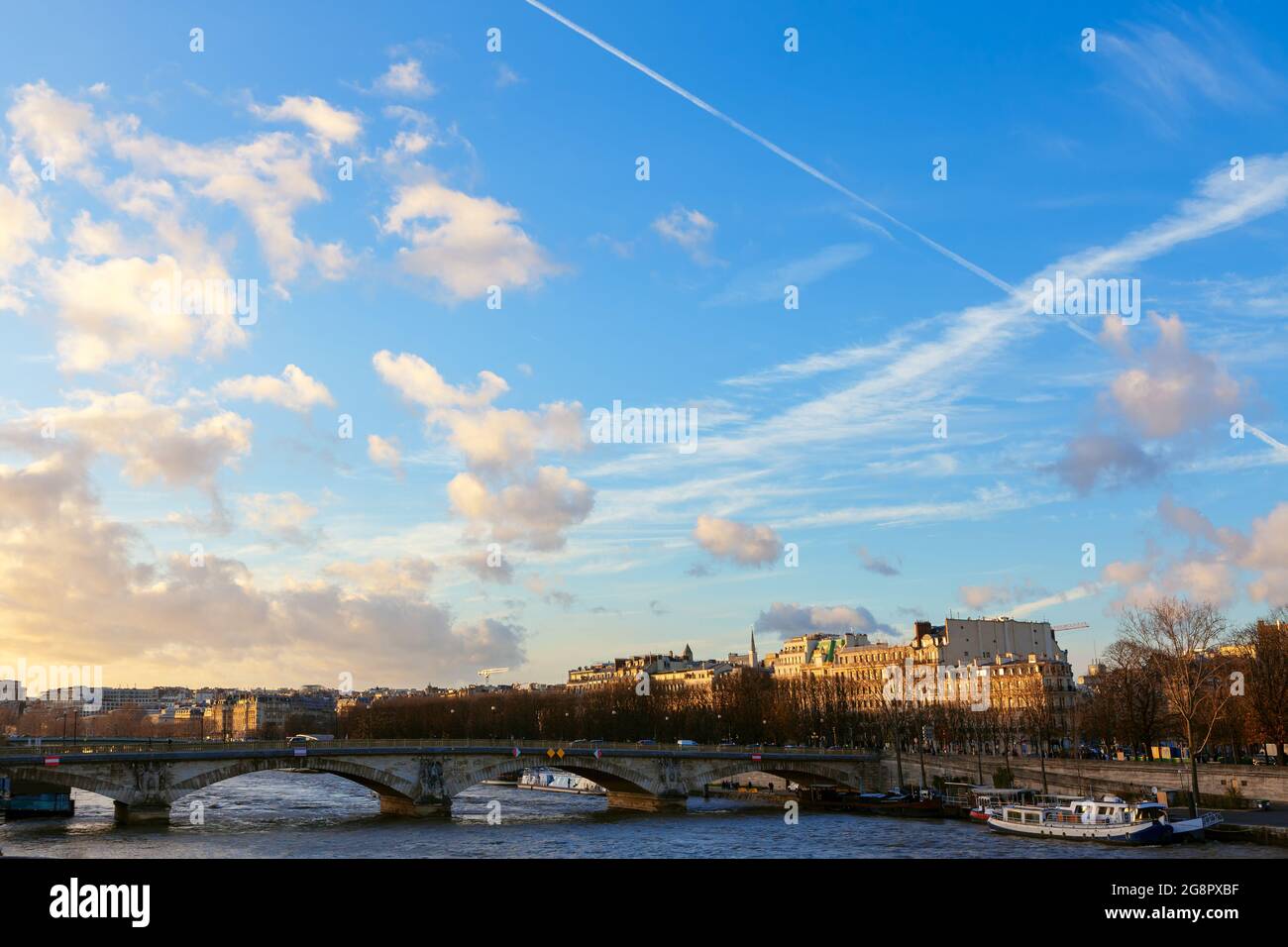 Port des invalides bridge hi-res stock photography and images - Alamy