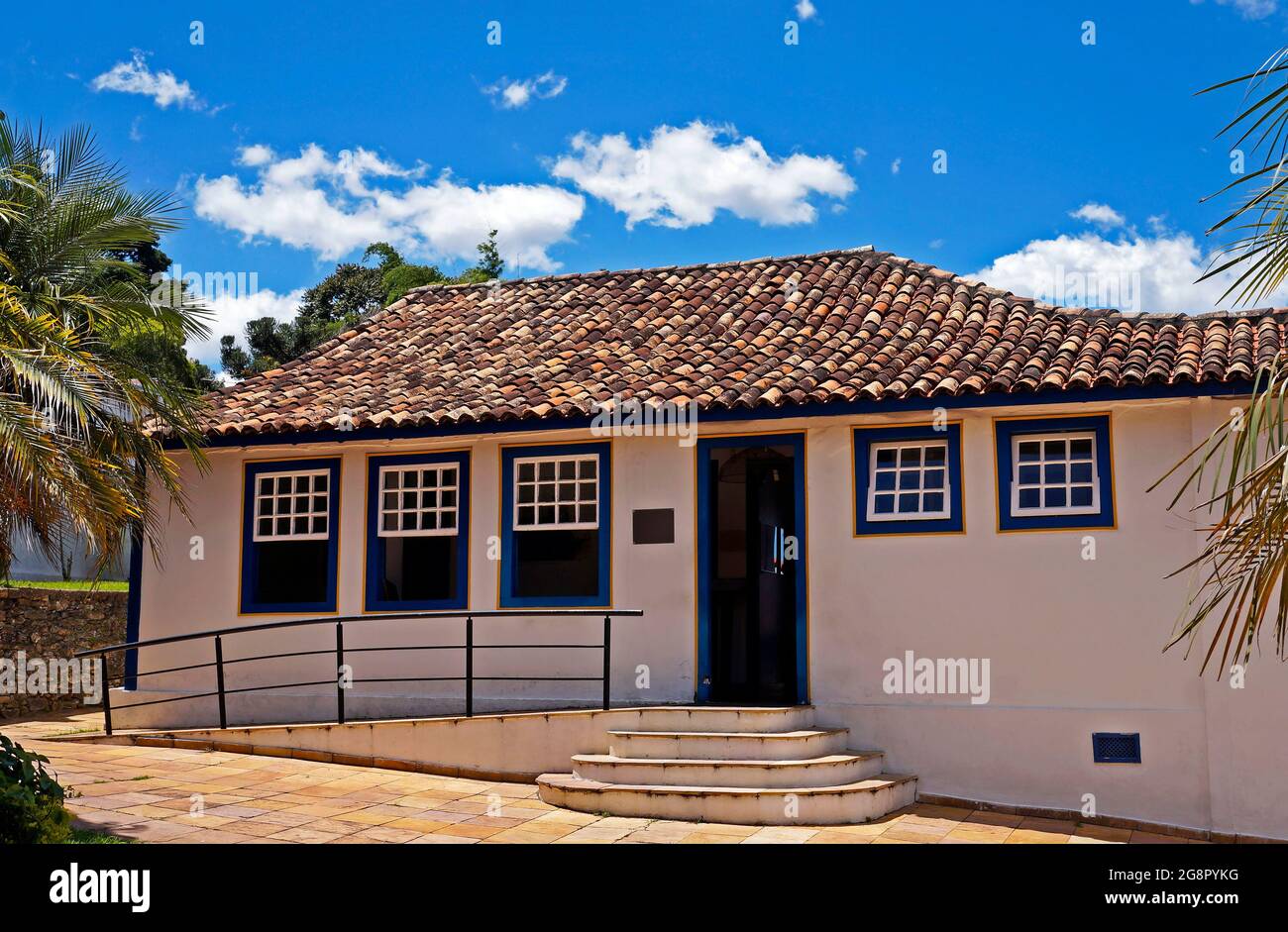 Colonial style house exterior hi-res stock photography and images - Alamy