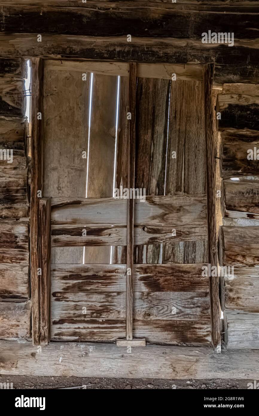 Log cabin door hi-res stock photography and images - Alamy
