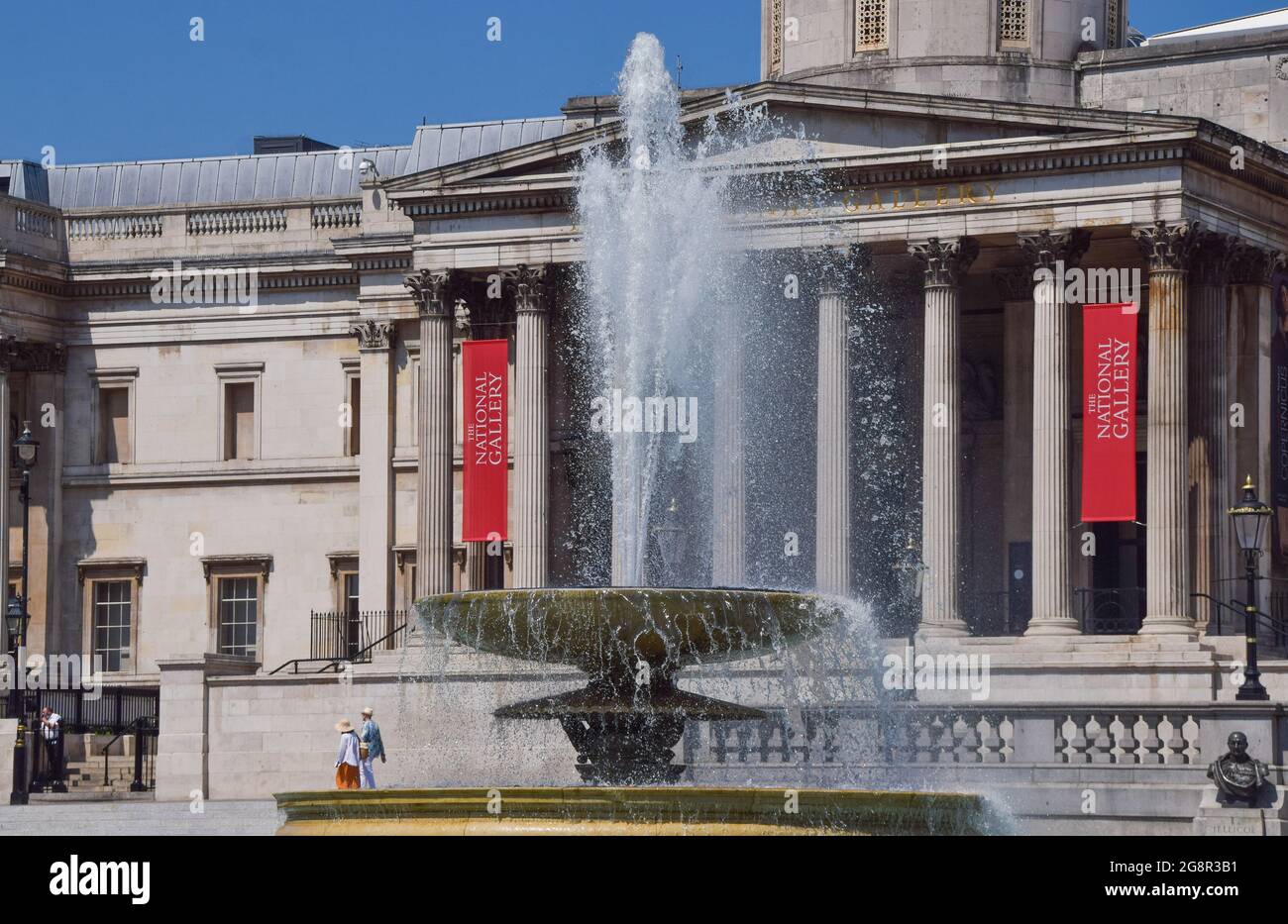 The National Gallery and the fountain at Trafalgar Square, London, UK ...