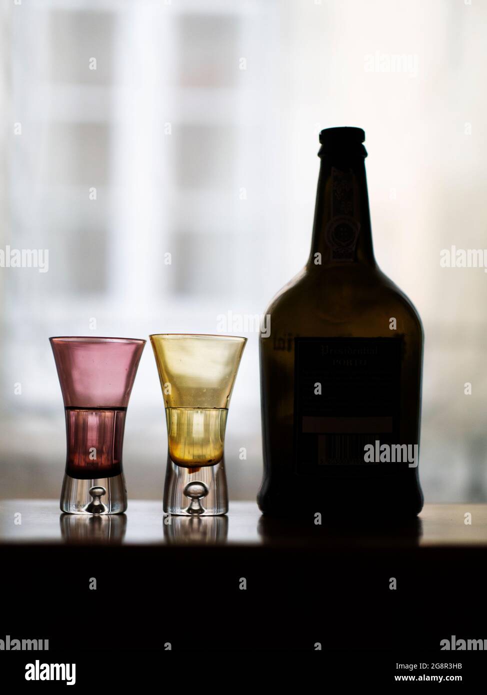 Two shot hi-res stock photography and images - Alamy