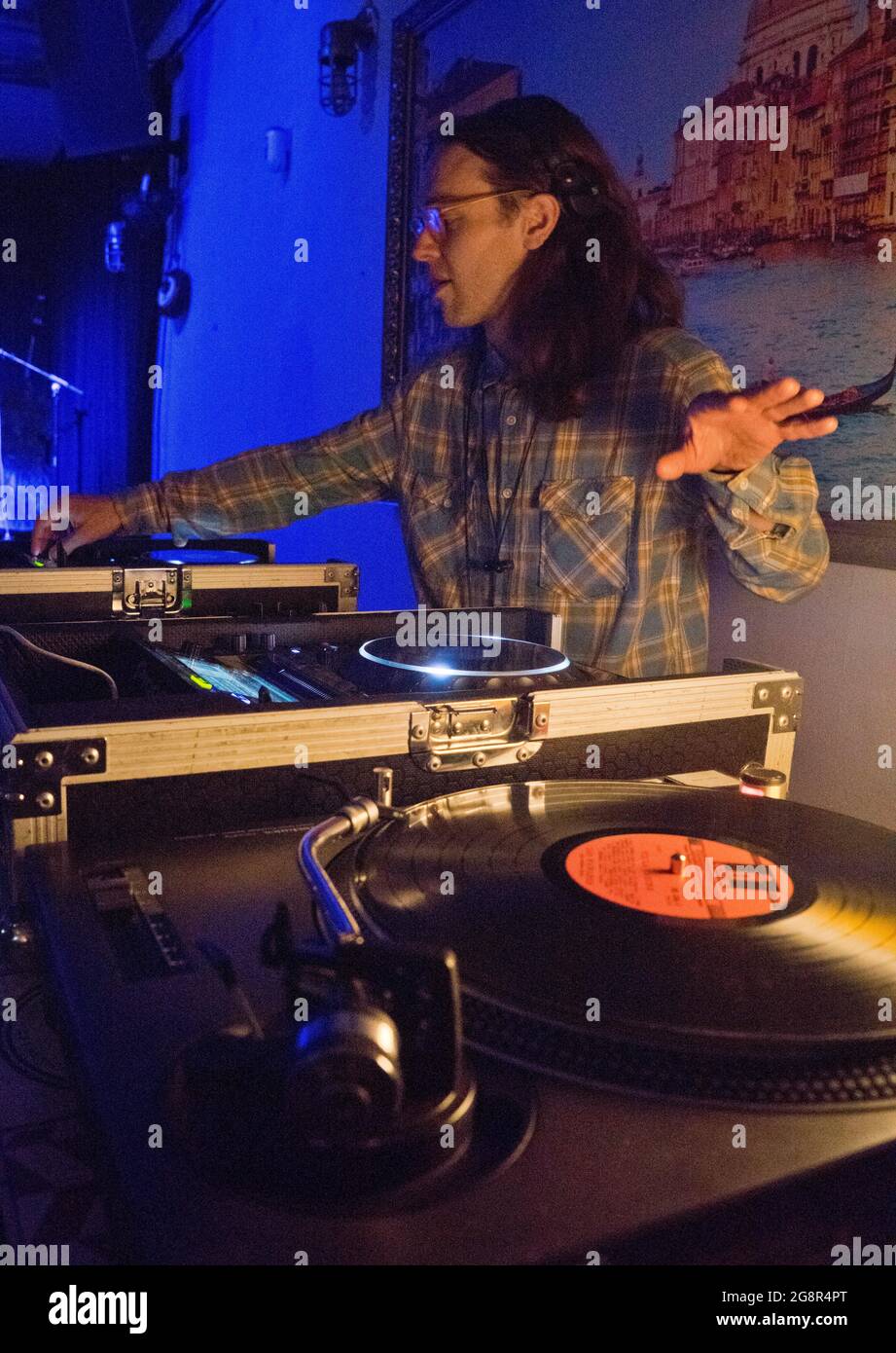 Live music, people dancing and DJ playing as nightclubs in London ...