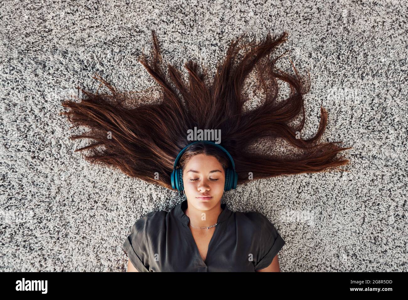 Chilling alone hi-res stock photography and images - Alamy