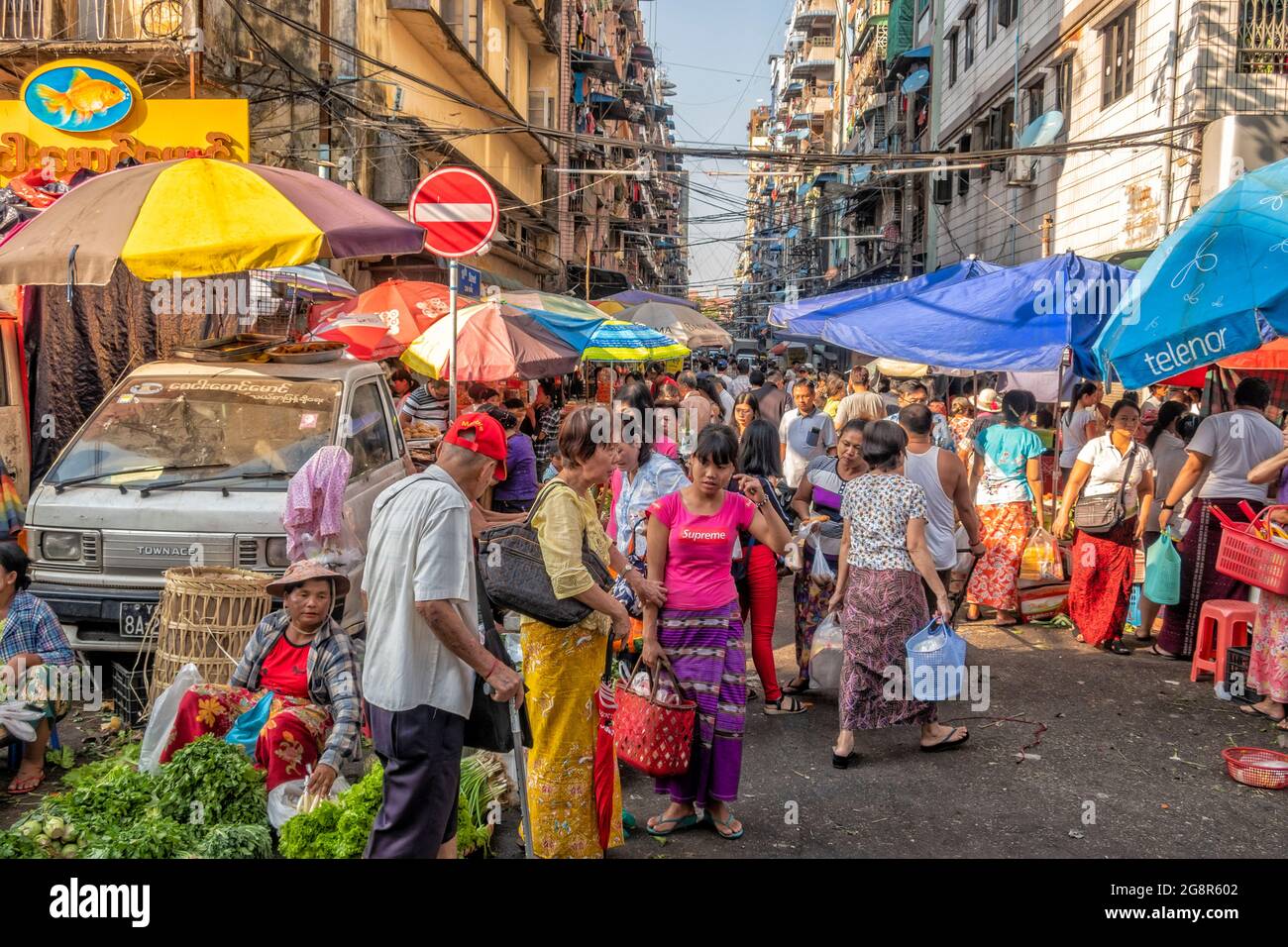 Busy street market in Yangon Myanmar Stock Photo - Alamy