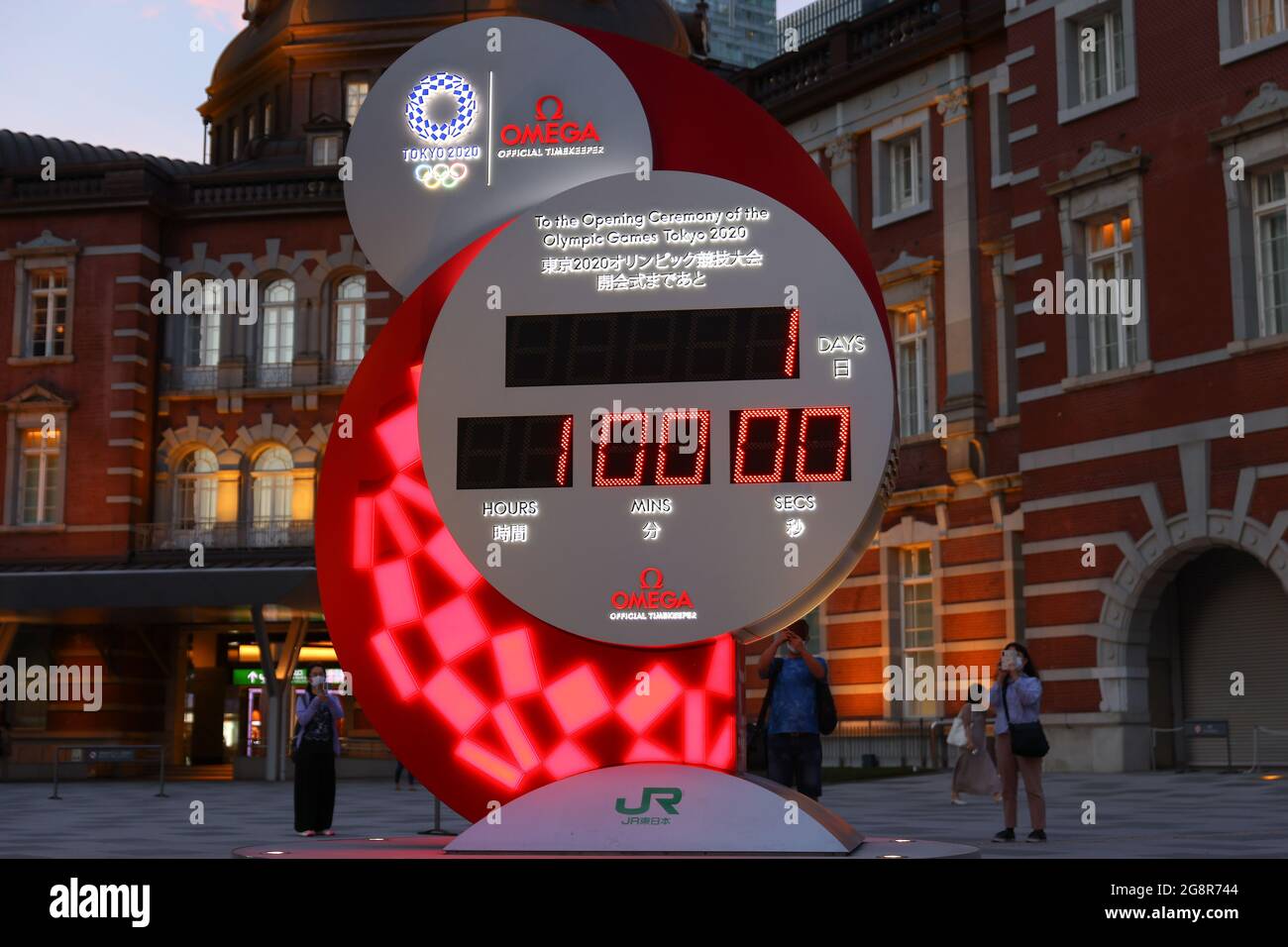 Tokyo Station, Tokyo. Countdown object for the start of the Tokyo ...