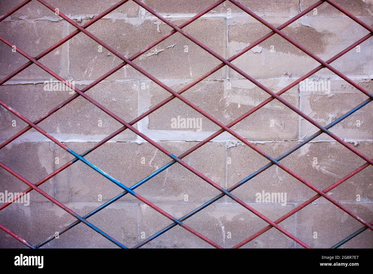 Rusty Mesh Fence on Brick Wall. texture metal mesh Stock Photo - Alamy