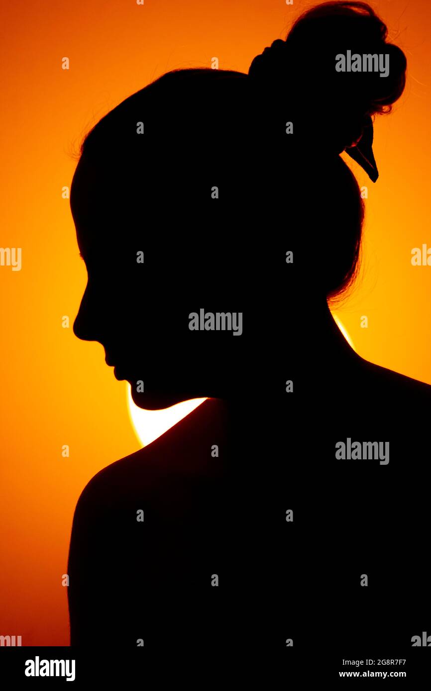 Silhouette of a woman light hi-res stock photography and images - Alamy