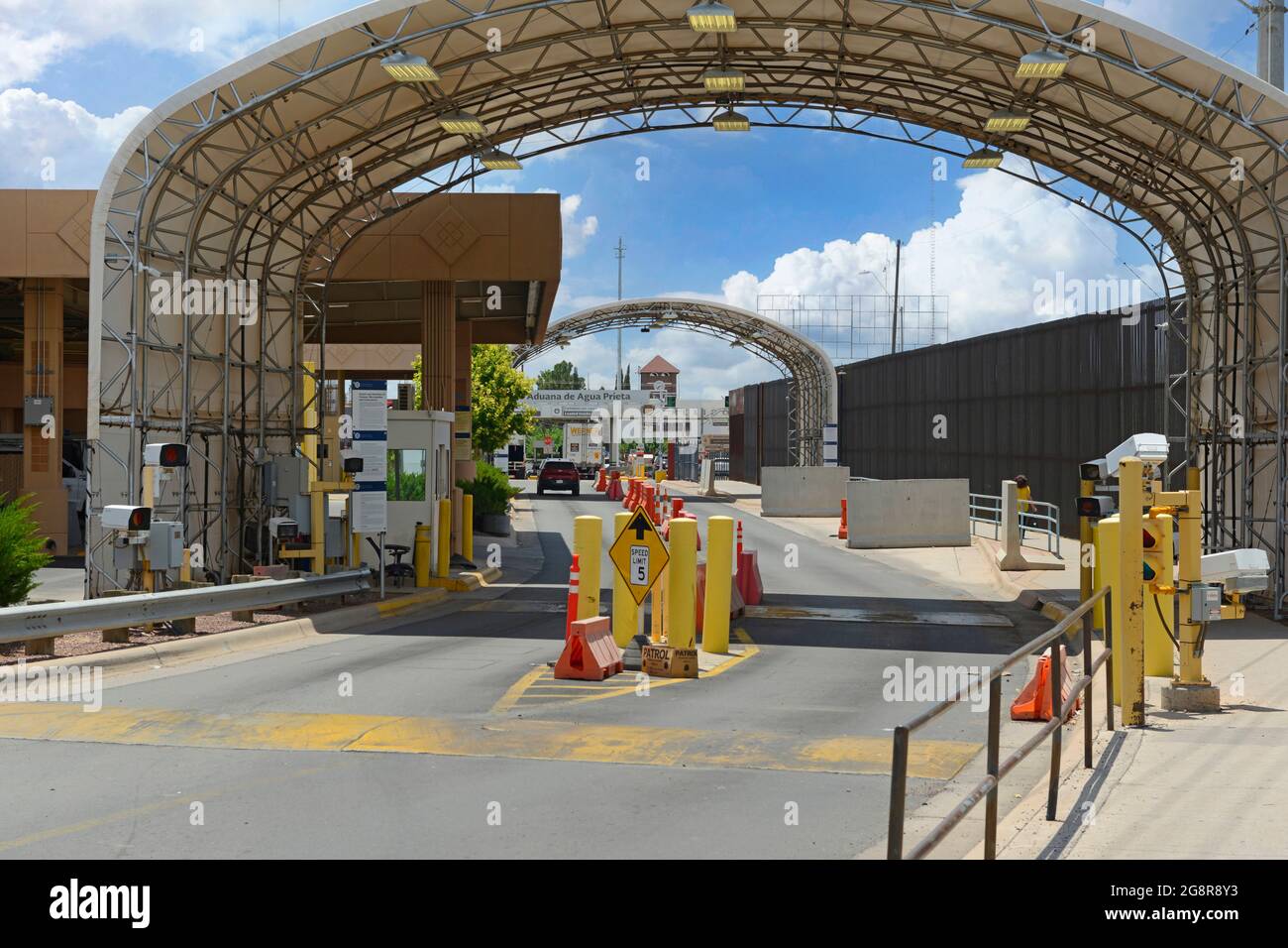 Douglas border crossing hi-res stock photography and images - Alamy