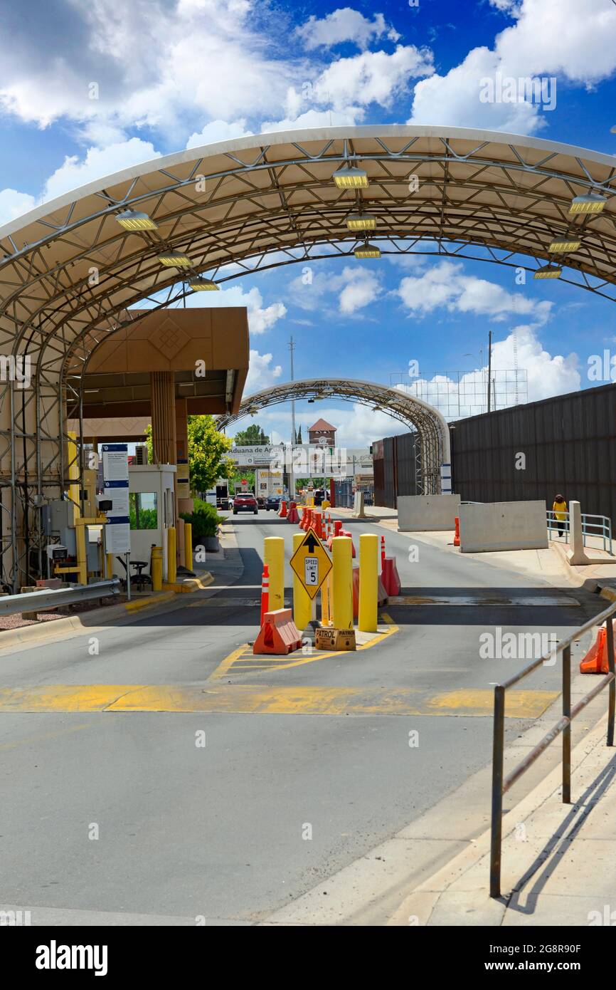 US/Mexican Border exit and entry point at Douglas Arizona Stock Photo ...