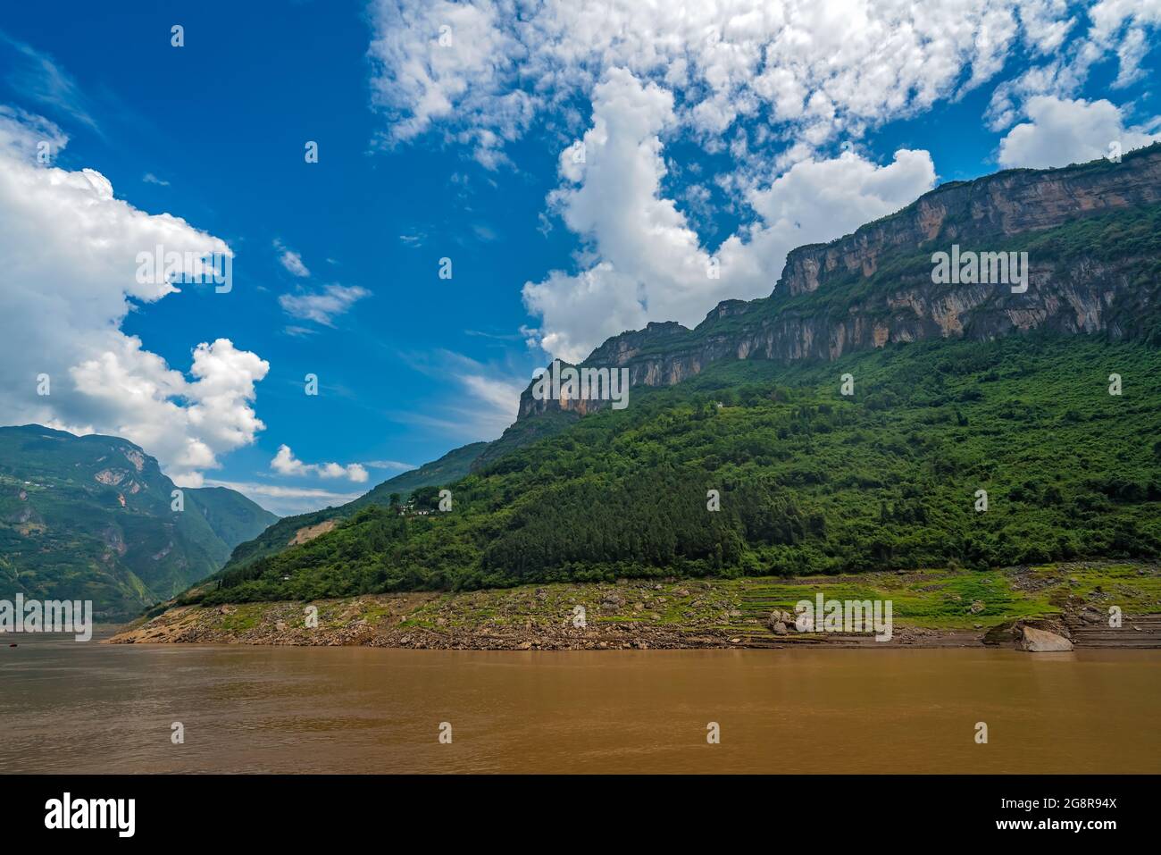 Stunning riverbank scenery of the Wu gorge on the magnificent Yangtze ...
