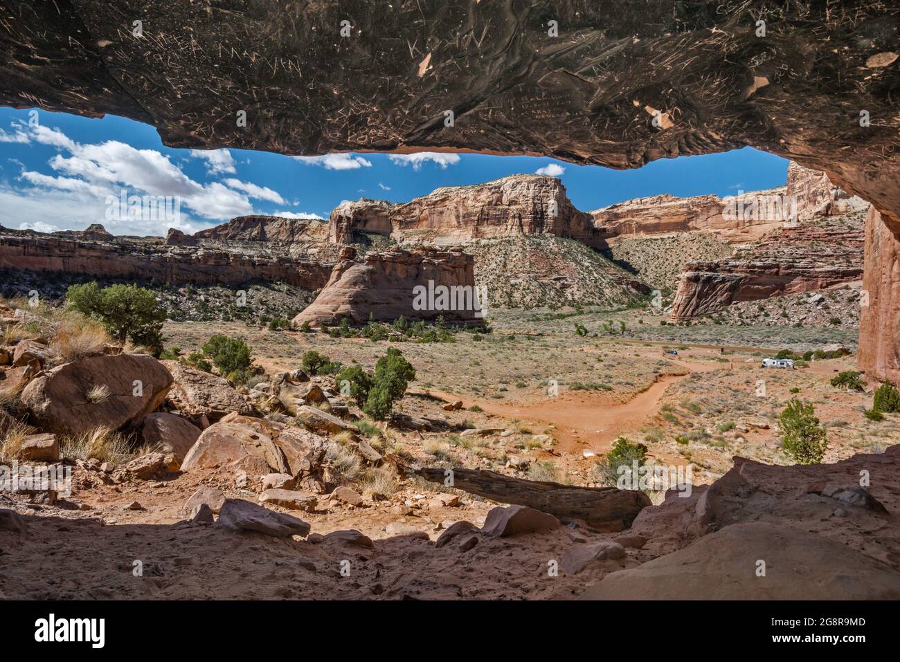 Rock overhang people shelter hi-res stock photography and images - Alamy