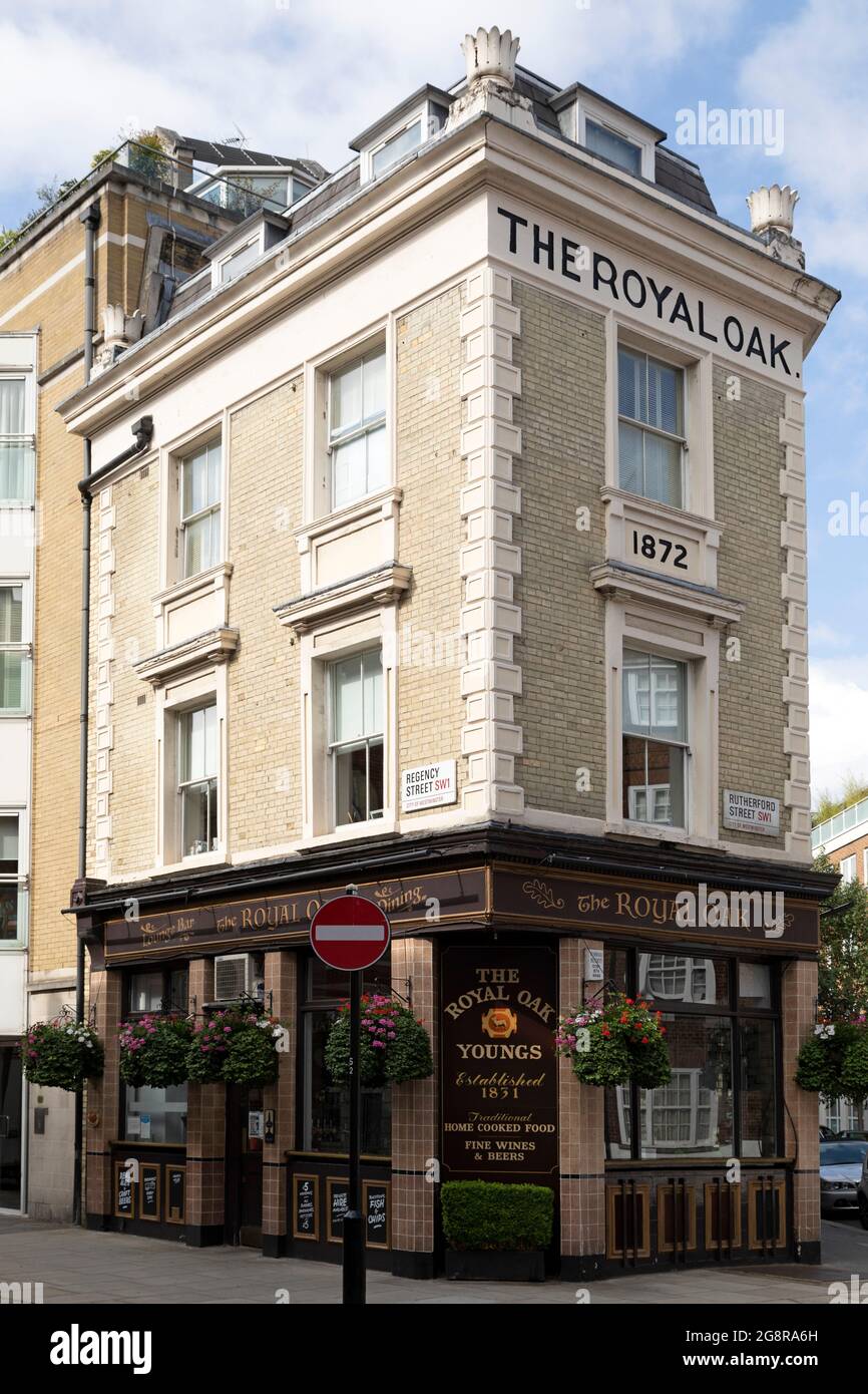 Pub with hanging baskets hi-res stock photography and images - Alamy