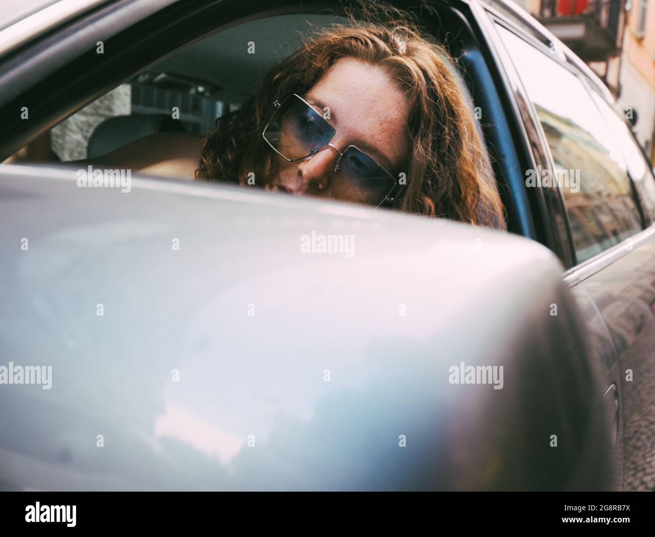 Face outside car window hi-res stock photography and images - Alamy