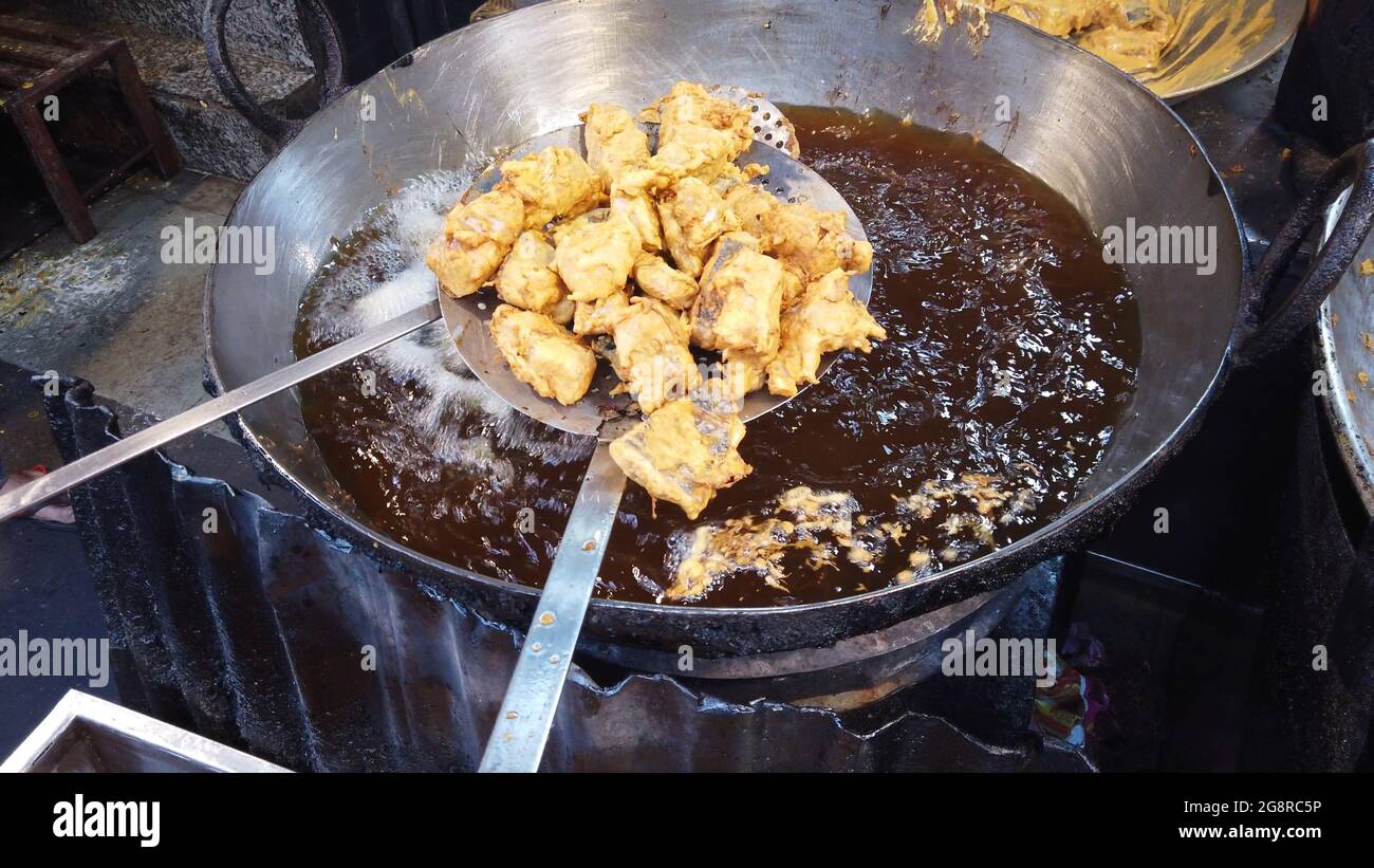 Indian cook making Pakora Stock Photo - Alamy