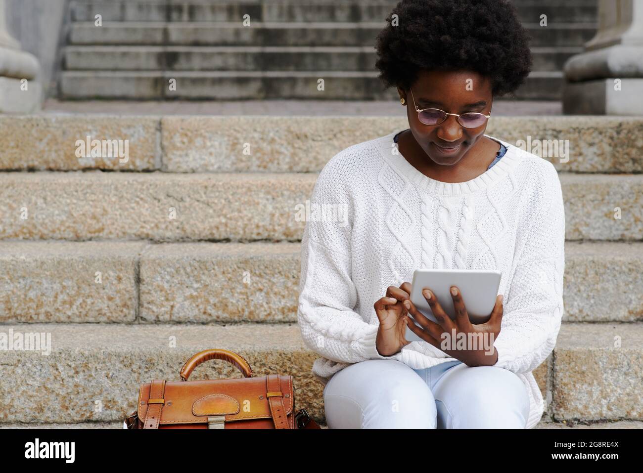 Online research hi-res stock photography and images - Alamy