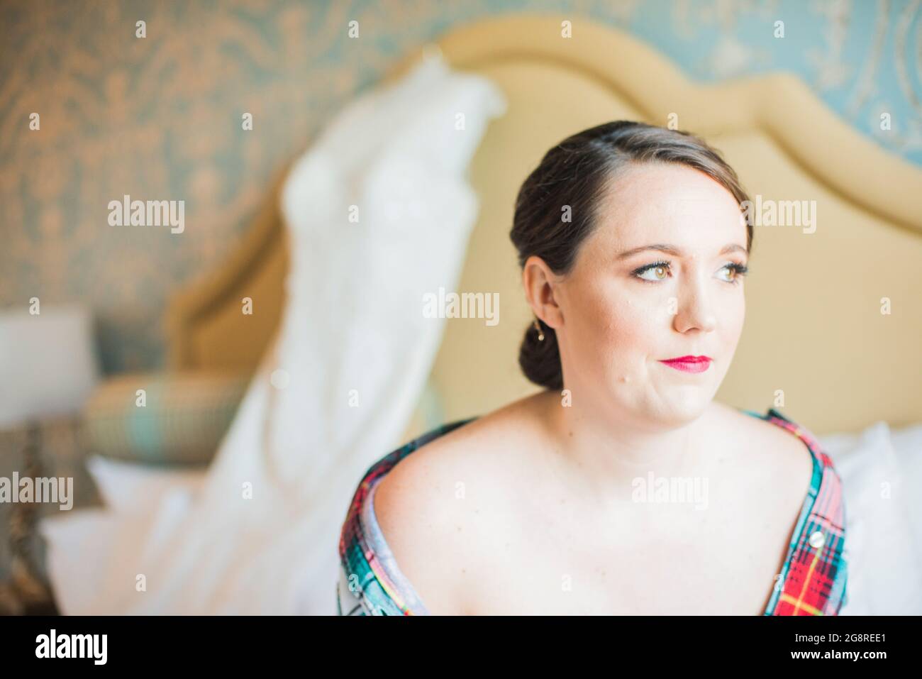 Getting ready for a wedding hi-res stock photography and images - Alamy