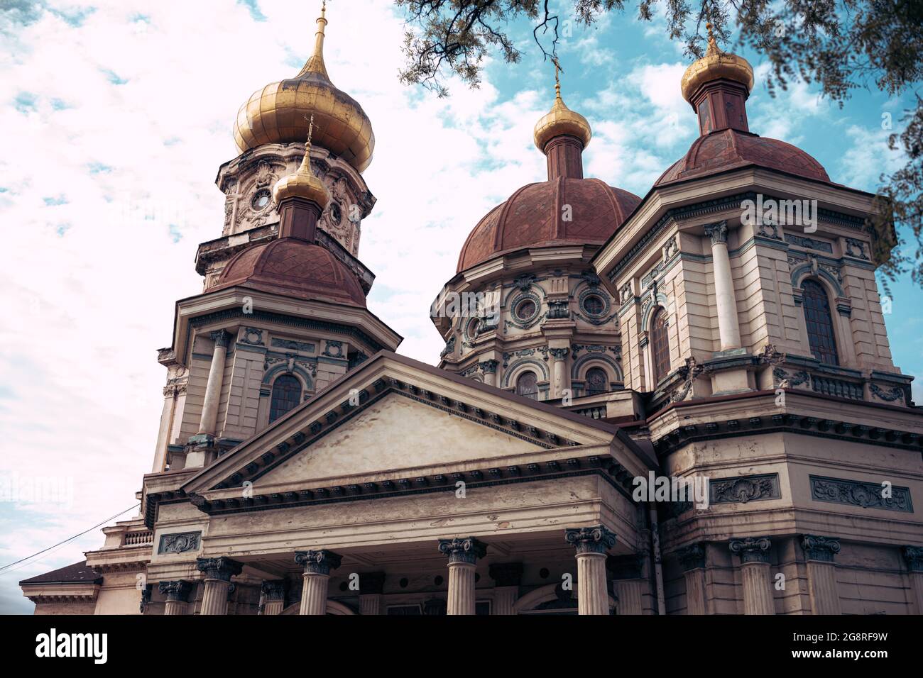 A statue in front of a building Stock Photo - Alamy