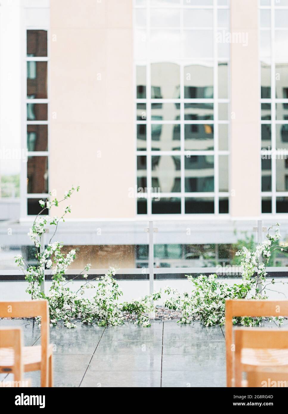 modern urban minimal wedding ceremony installation Stock Photo - Alamy