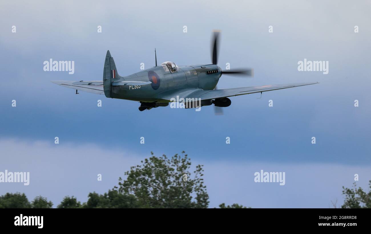 Supermarine Spitfire PL983 'Thank U NHS' airborne at Shuttleworth ...