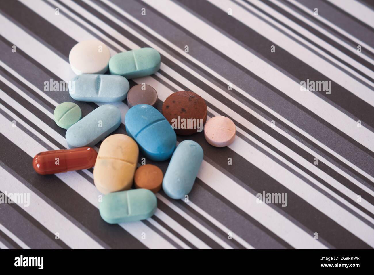 Different pill sizes hi-res stock photography and images - Alamy