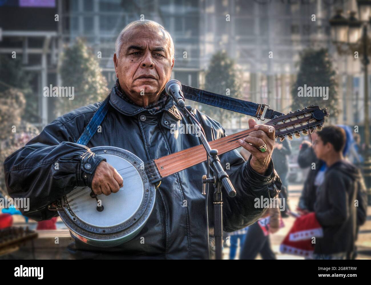 Europe street performers hi-res stock photography and images - Alamy